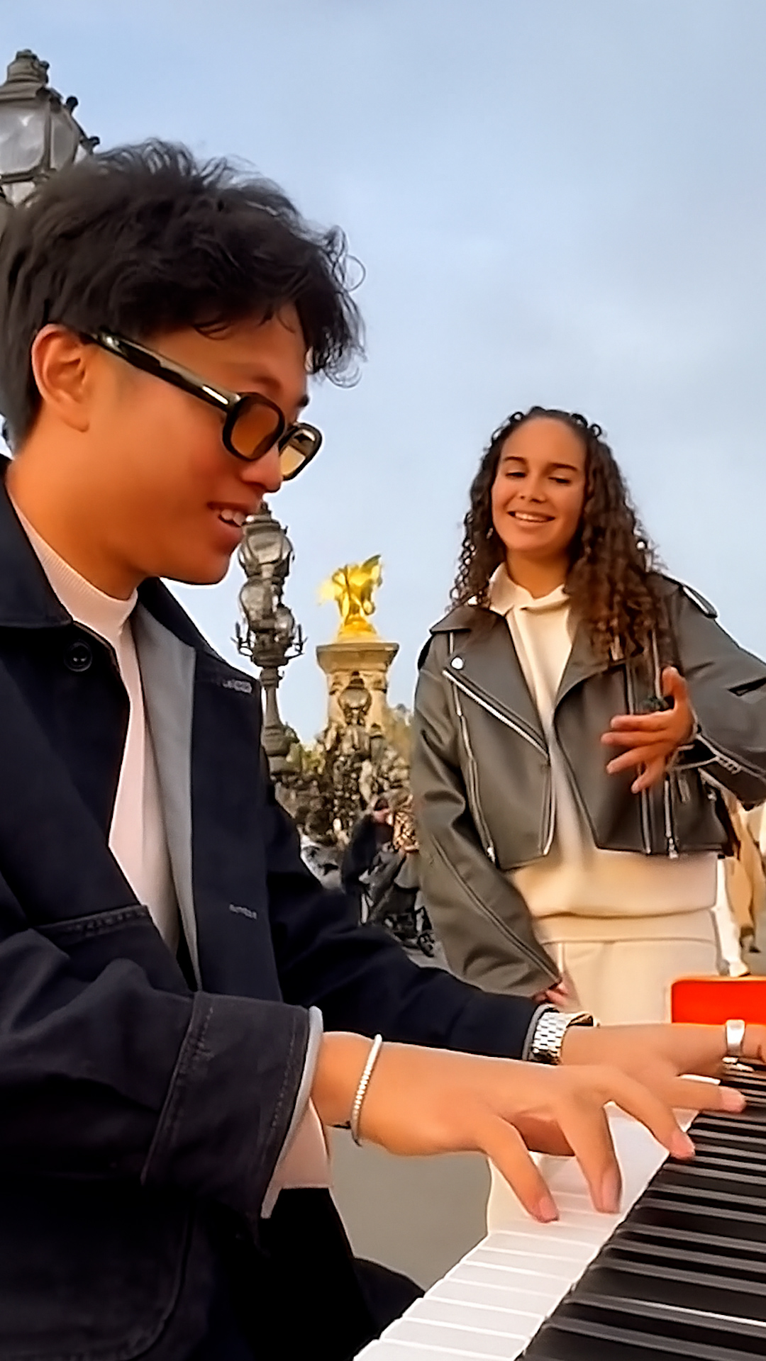 An unexpected trio formed in public