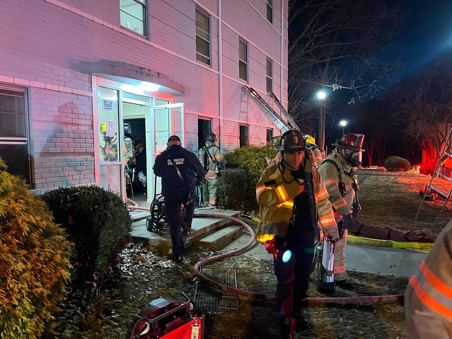 One displaced in Roanoke apartment fire