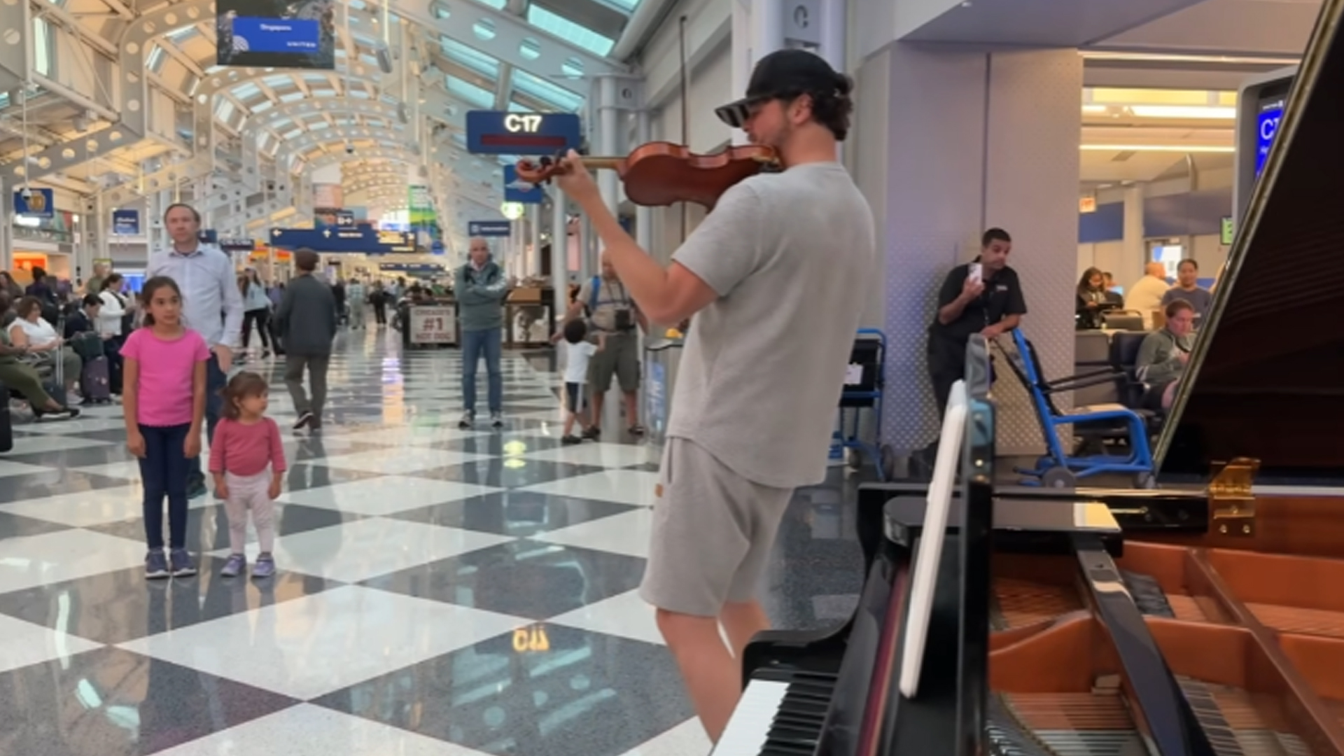 I never expected these reactions when I played the violin at the airport
