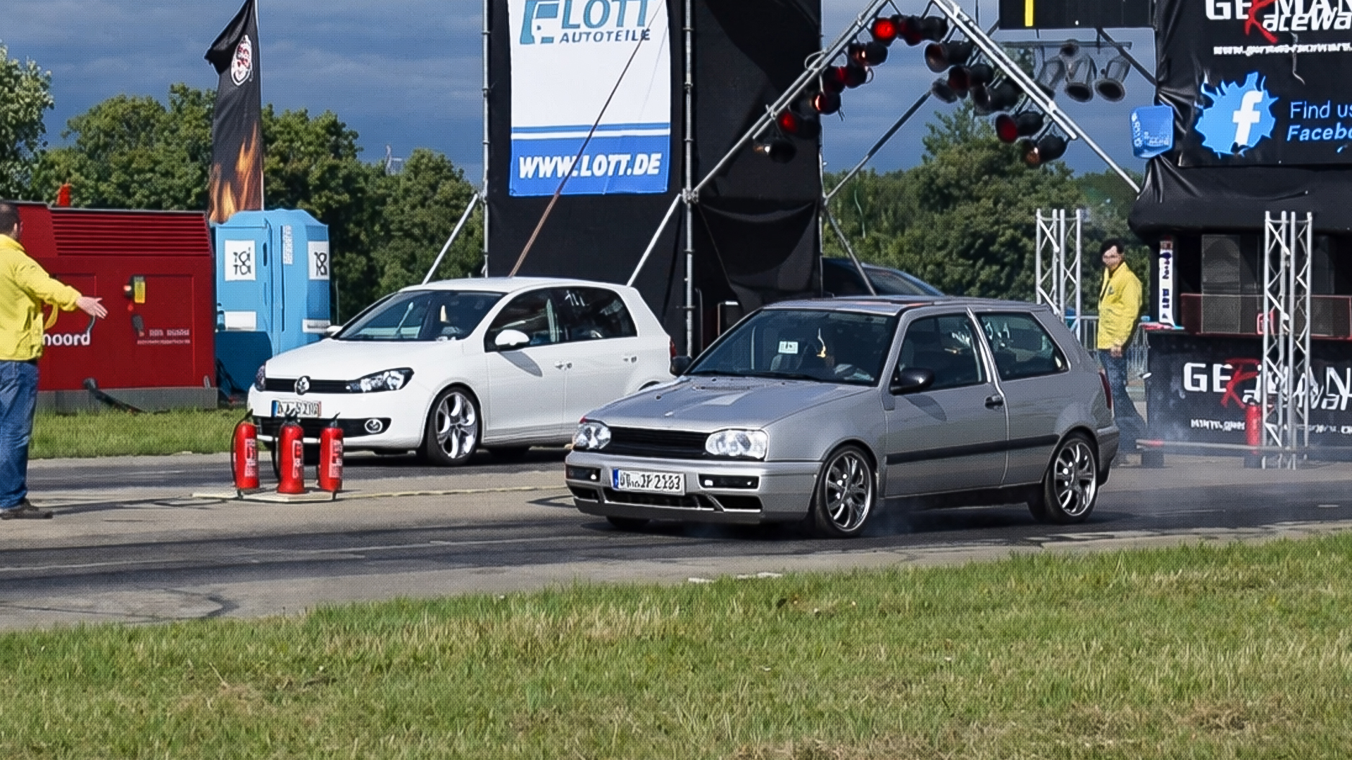 VW Golf 6 faces Golf 3 in quarter mile sprint