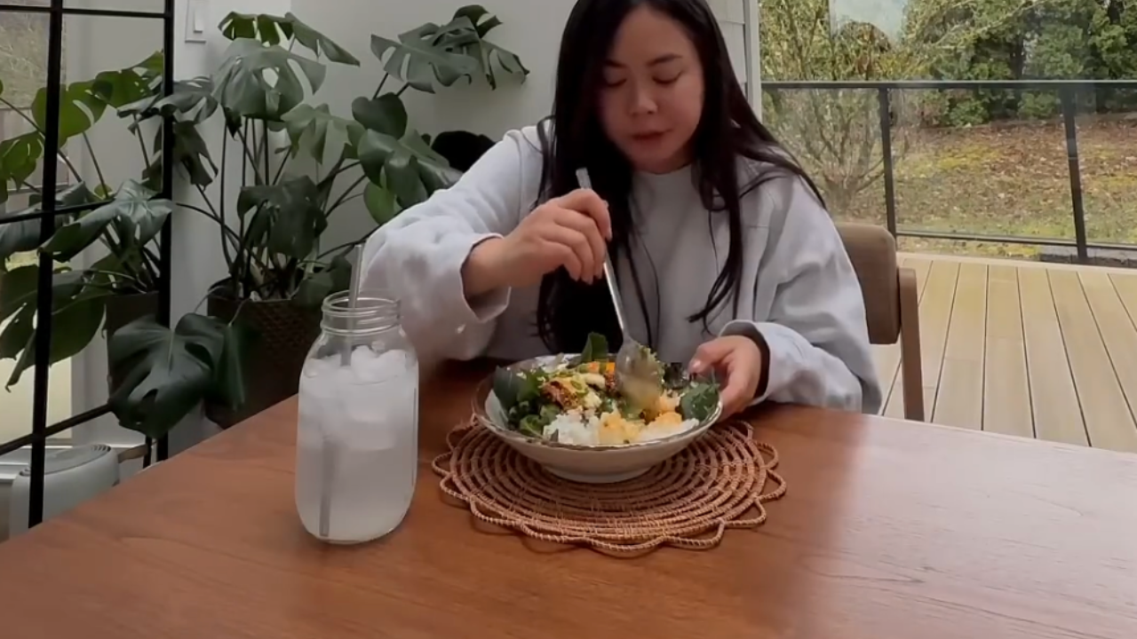 What I eat in a day: Time-stamped food diary