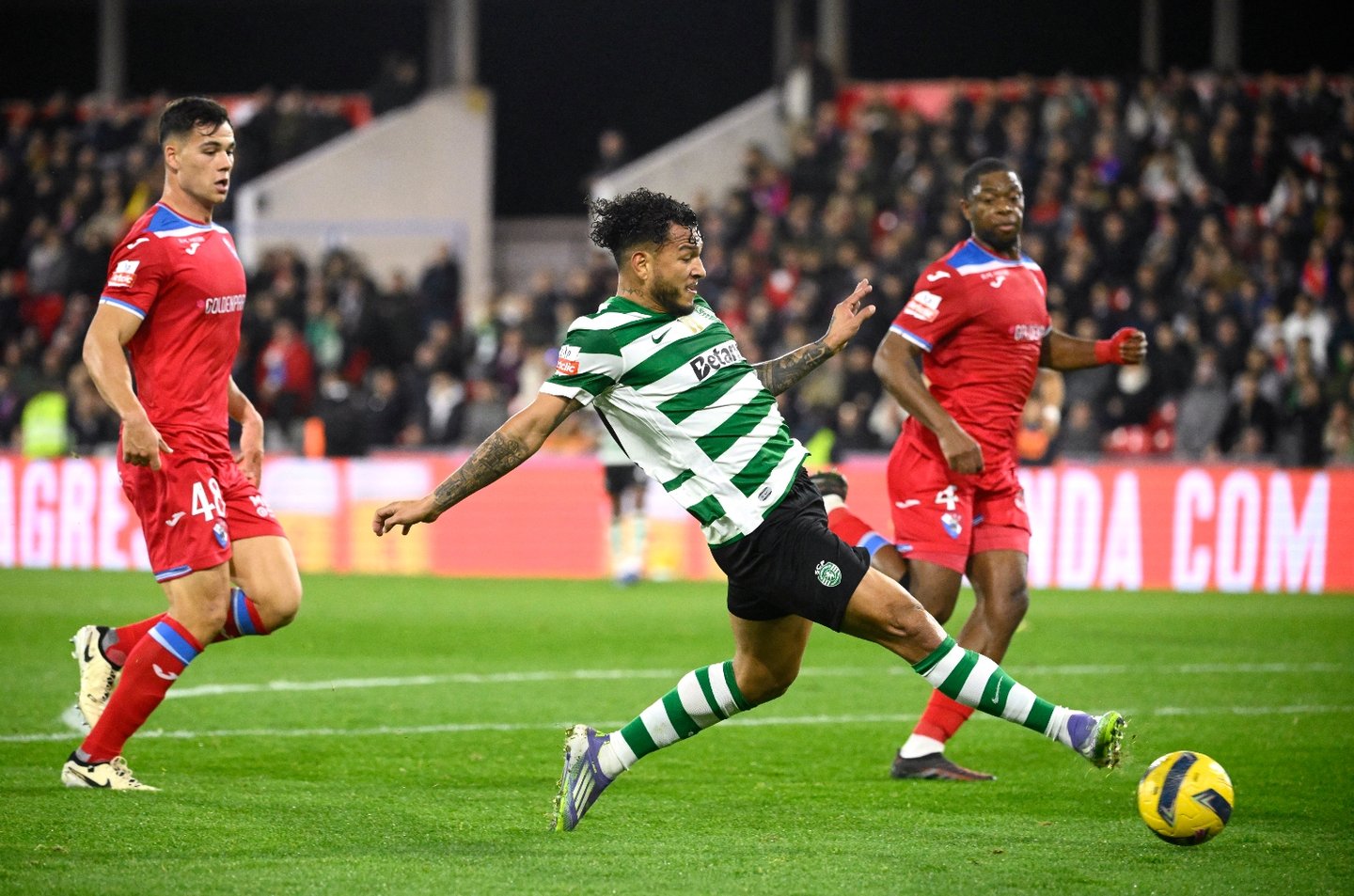Luis Suárez partiu porta de vidro do estádio em Barcelos