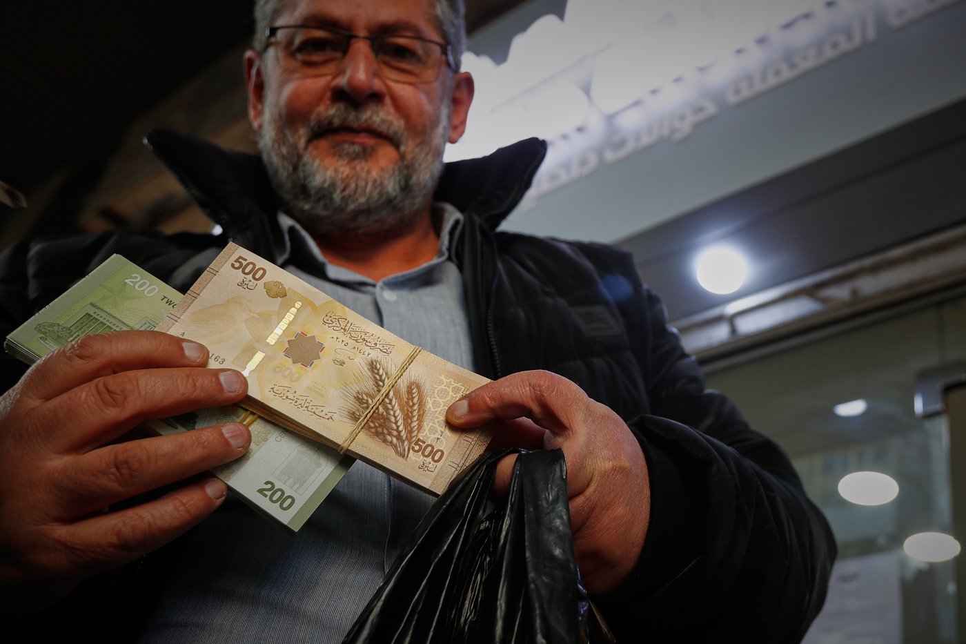 Syria begins circulating new post-Assad currency bills