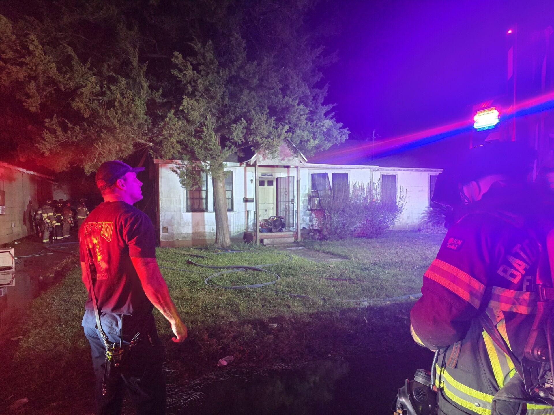 Firefighters investigate cause of flames at vacant home in Baton Rouge