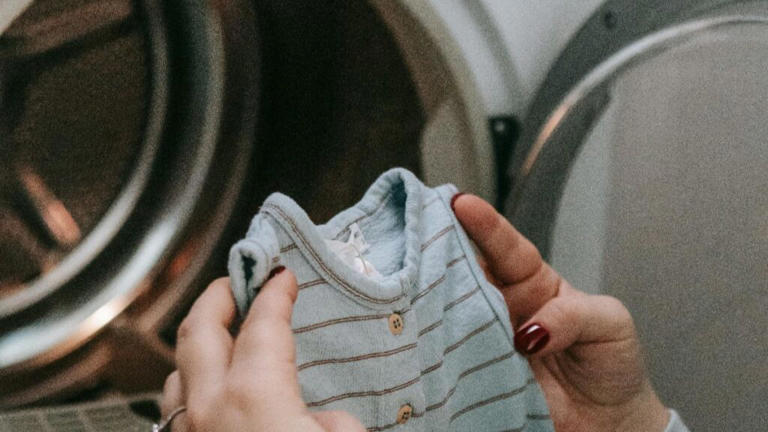Stop au gaspillage de lessive : ce geste tout bête qui fait du bien à ...