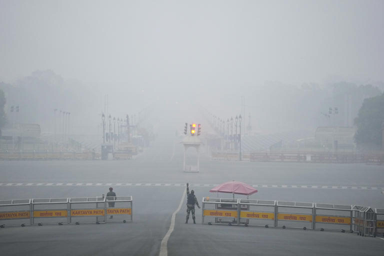 Yellow alert issued as dense fog to persist in Delhi; air quality 'poor'