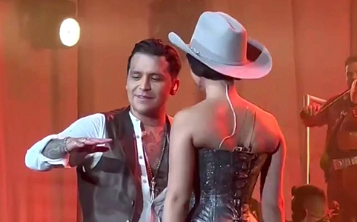 Ángela Aguilar cachetea a Christian Nodal; video se viraliza en redes ...