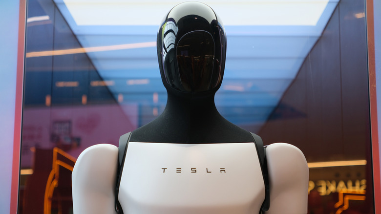 Tesla Optimus robot's public failure has to be seen to be believed