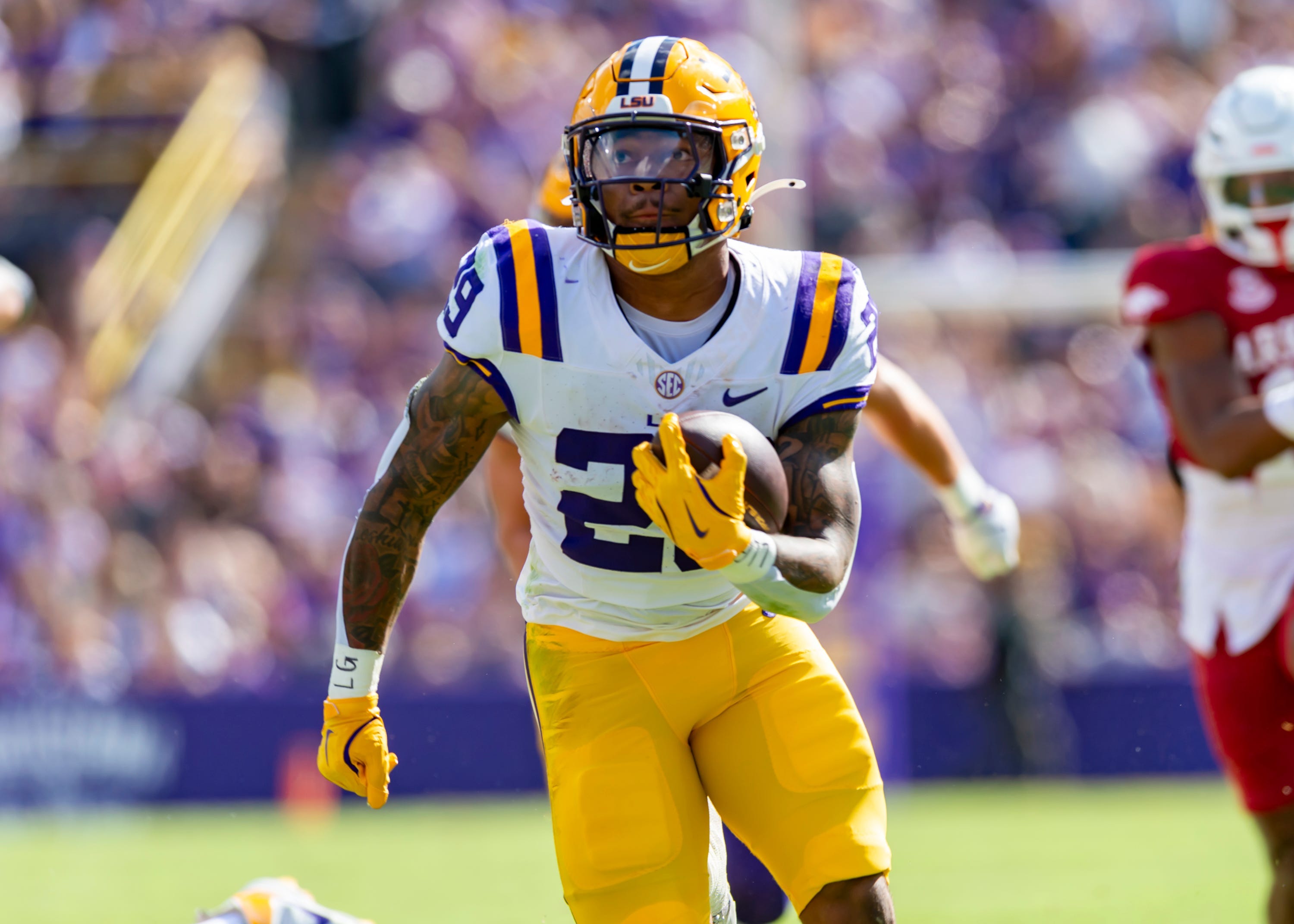 LSU football RB withdraws from transfer portal, remains a Tiger