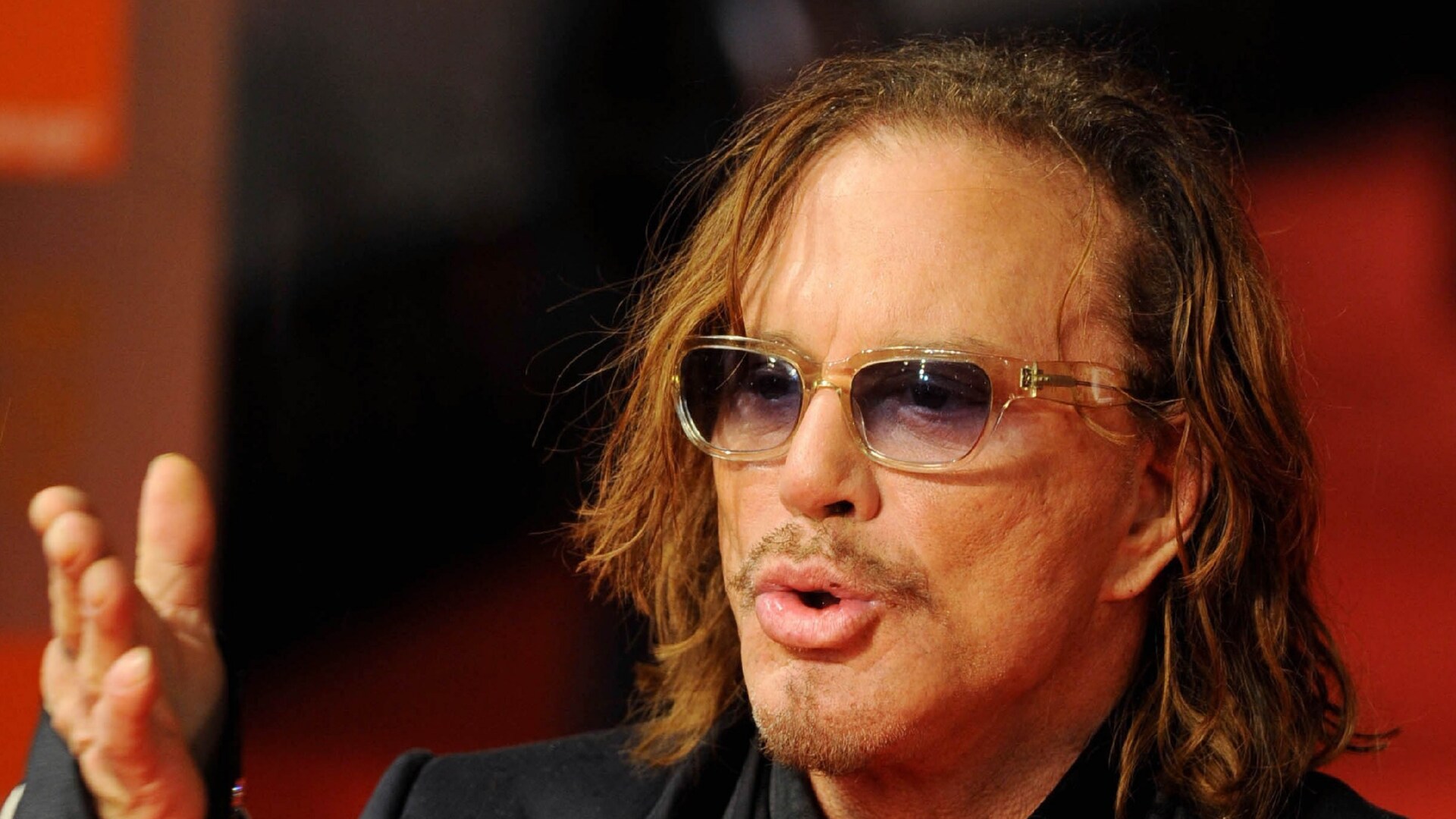 Rasierter Kopf, ernster Blick: Hollywood-Star Mickey Rourke schockt ...