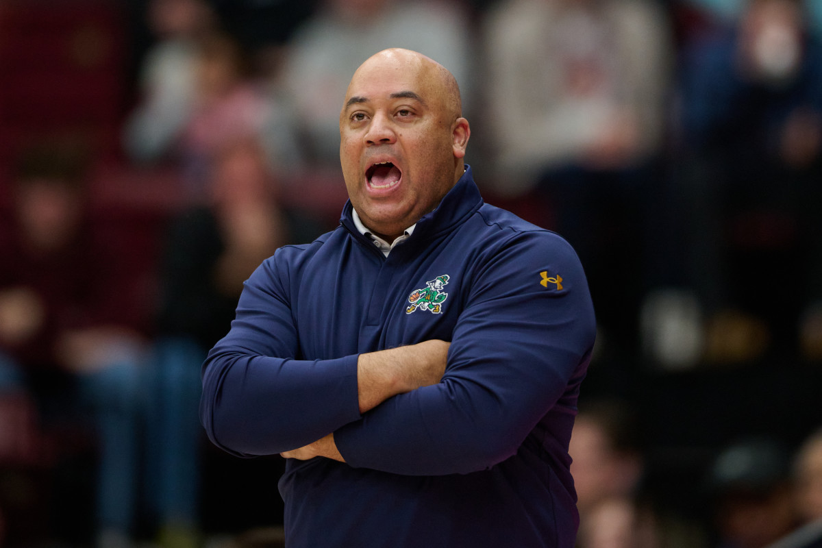 Notre Dame basketball coach charges at ref after losing game on controversial call