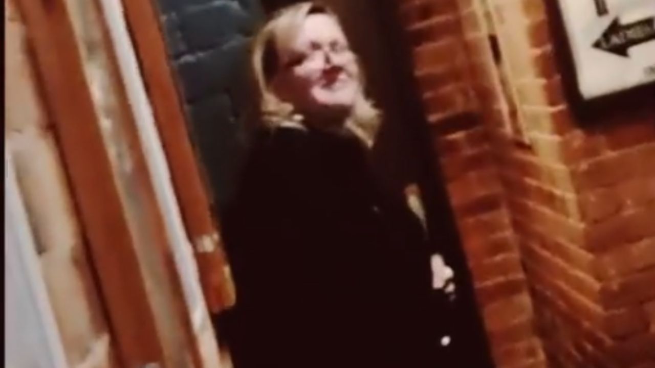 Woman waits outside bathroom to scare her friend but ends up scaring ...