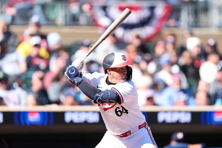 Padres offer new chapter for Jose Miranda