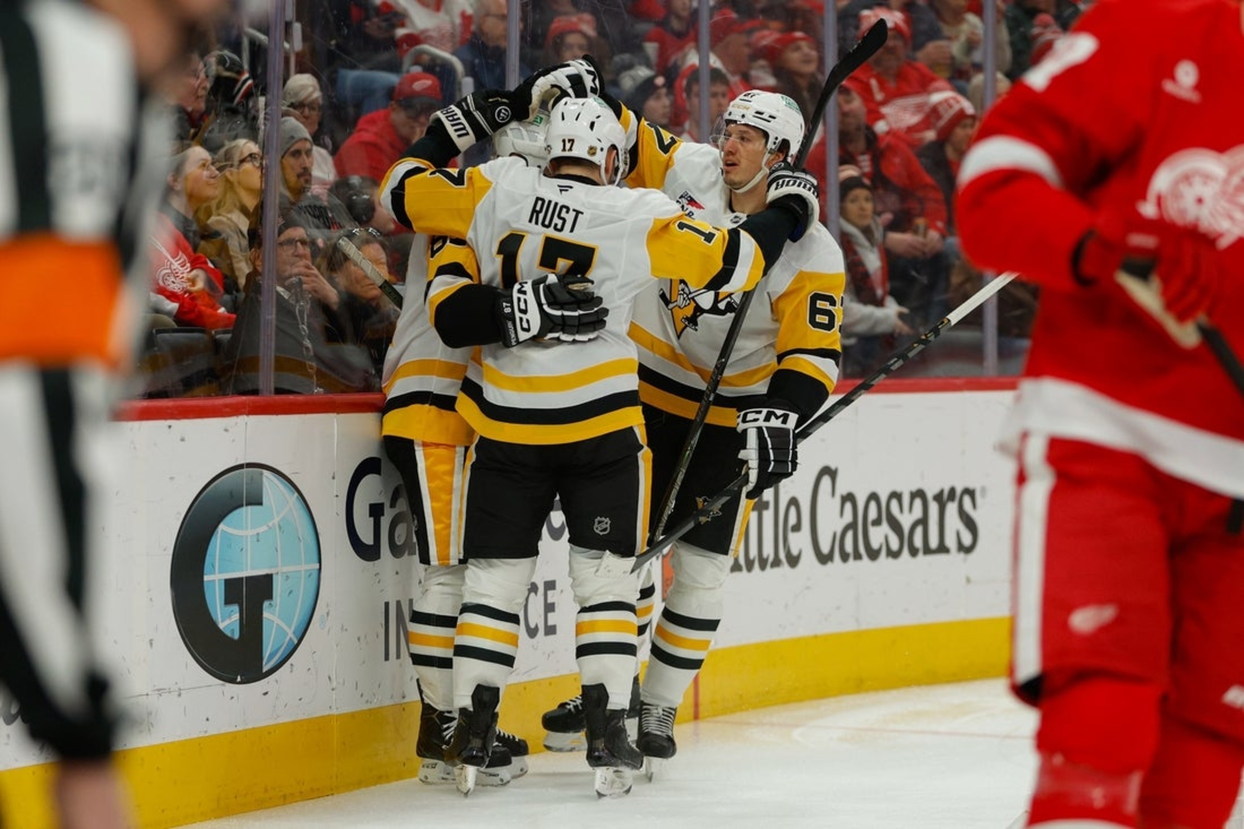 Bryan Rust continues hot streak to carry Pens over Red Wings