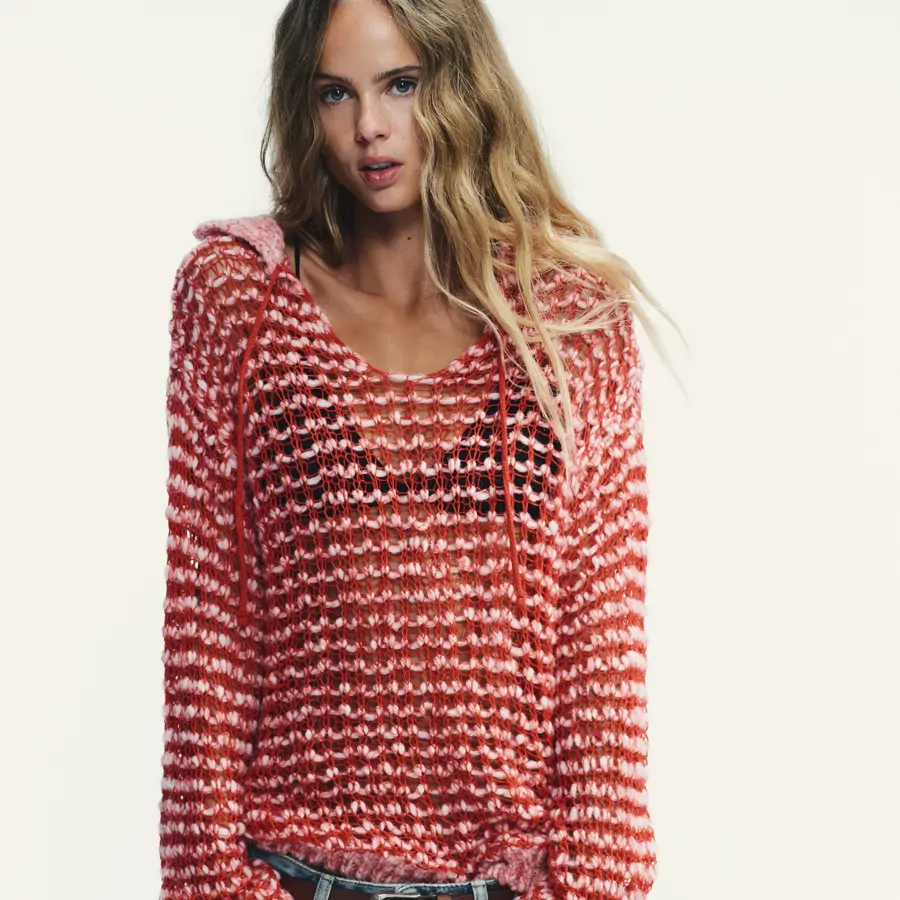 Zara tiene el jersey holgadito que se viste en el color tendencia de 2026