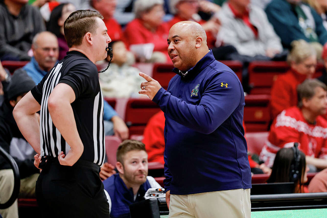 Cal's controversial win causes Notre Dame coach to charge after official