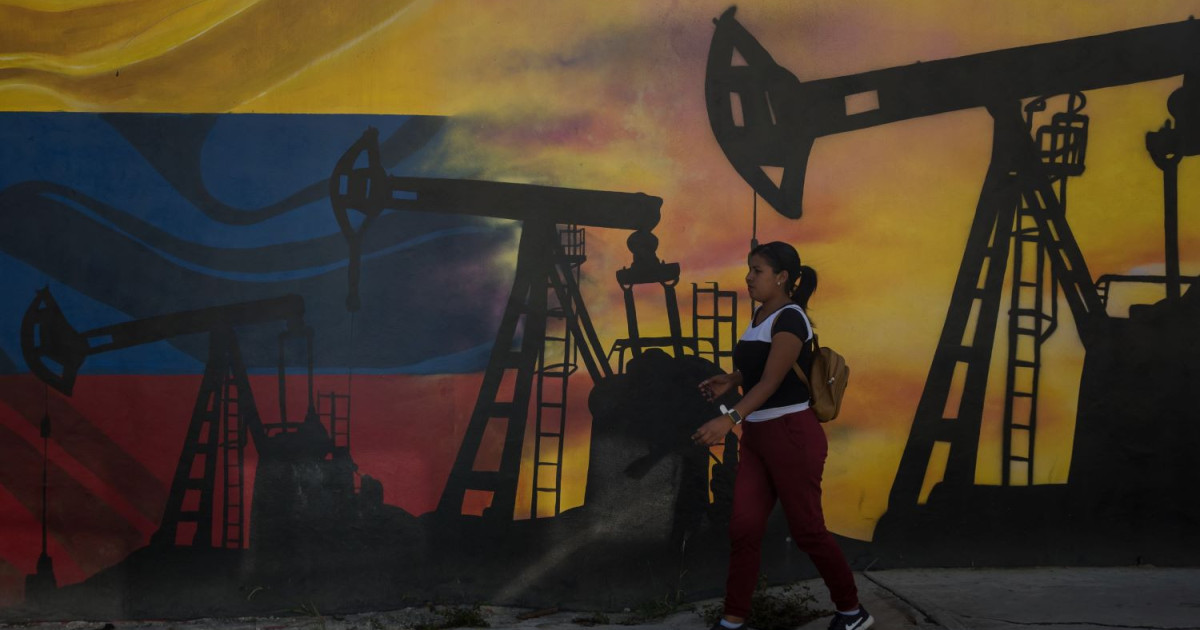 Bloomberg: «Η παγκόσμια αγορά πετρελαίου αντέχει το σοκ από τις ...