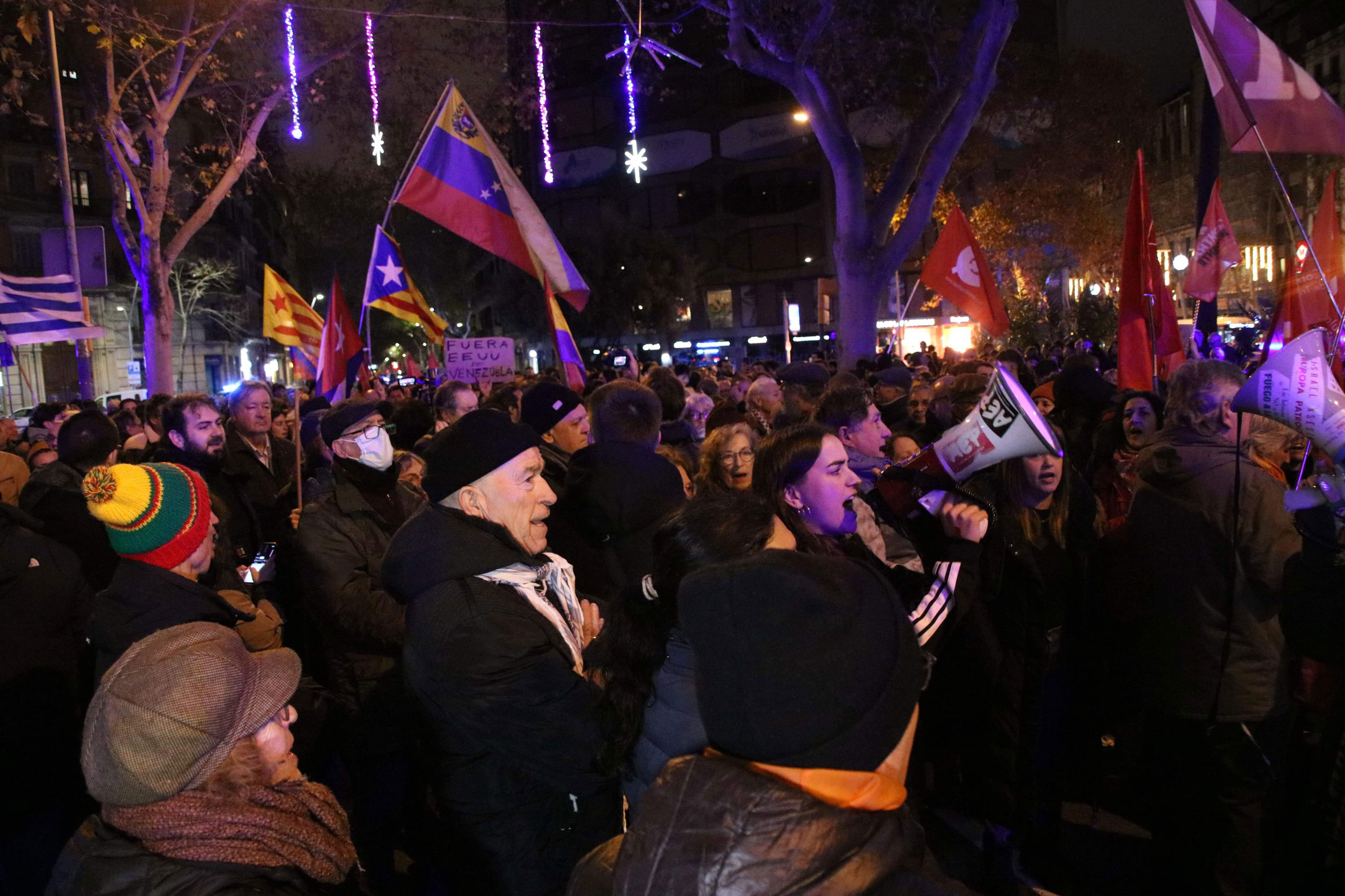 Unas 400 personas protestan en Barcelona contra el ataque de Estados ...