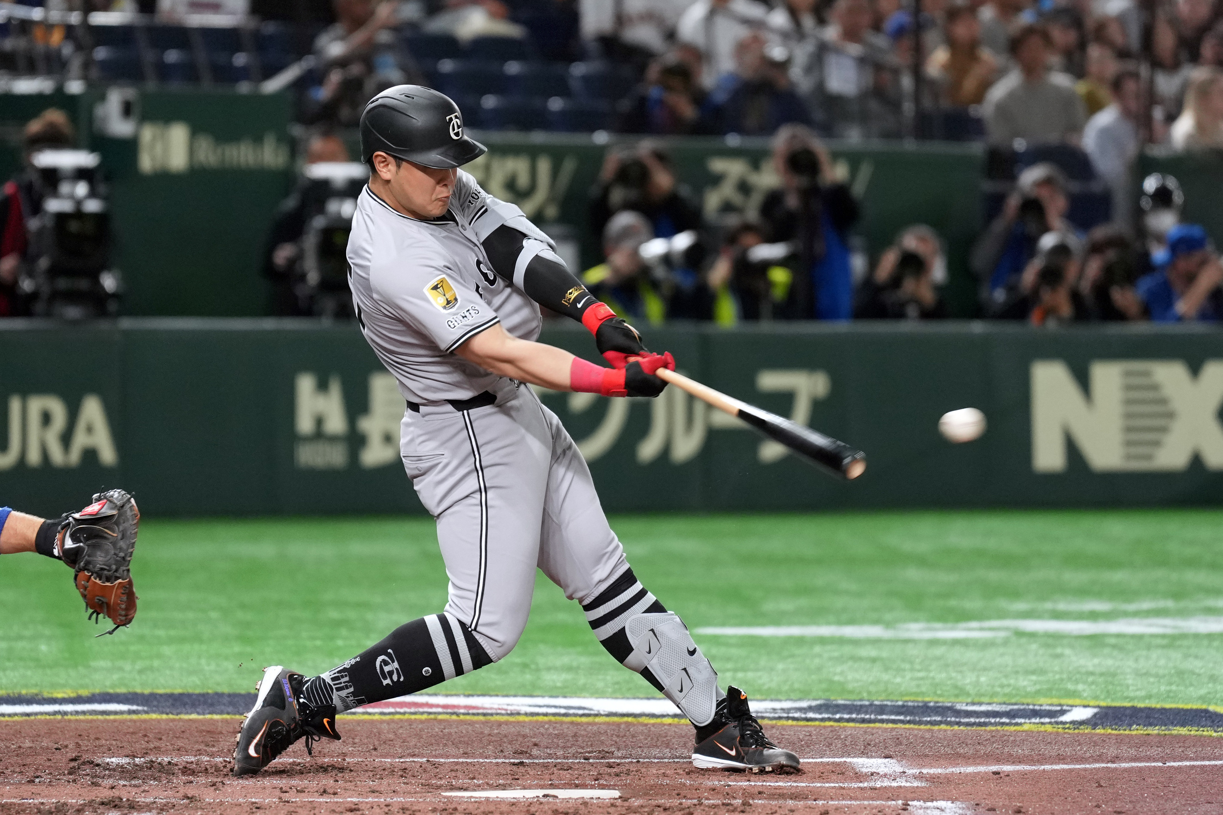 Japanese star Kazuma Okamoto has signed with an MLB team