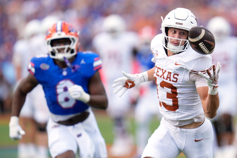Texas wide receiver Parker Livingstone to enter the transfer portal