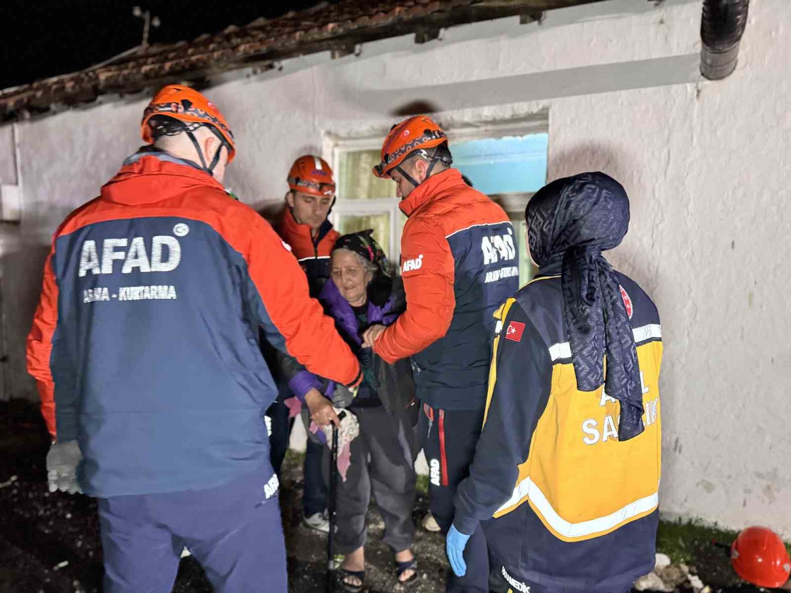 Edirne’de korku dolu dakikalar, çökme riski nedeniyle AFAD vatandaşları ...