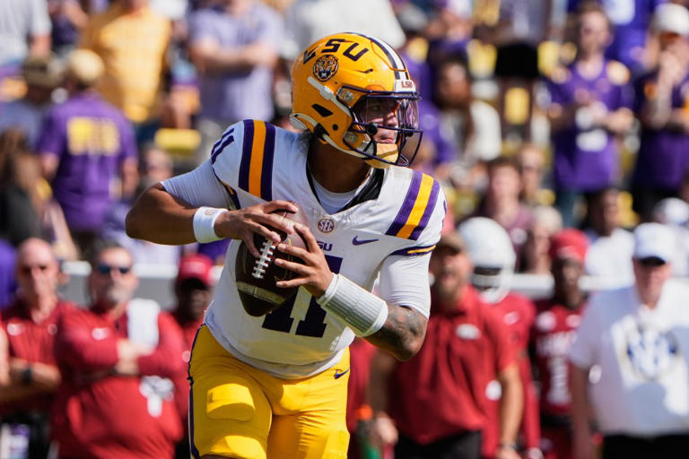 Report: LSU’s last scholarship quarterback plans to enter the transfer ...
