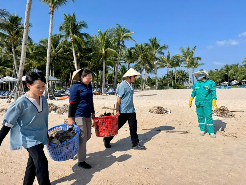 Hàng trăm người dân và du khách cùng làm sạch bãi biển Phú Quốc mùa gió ...