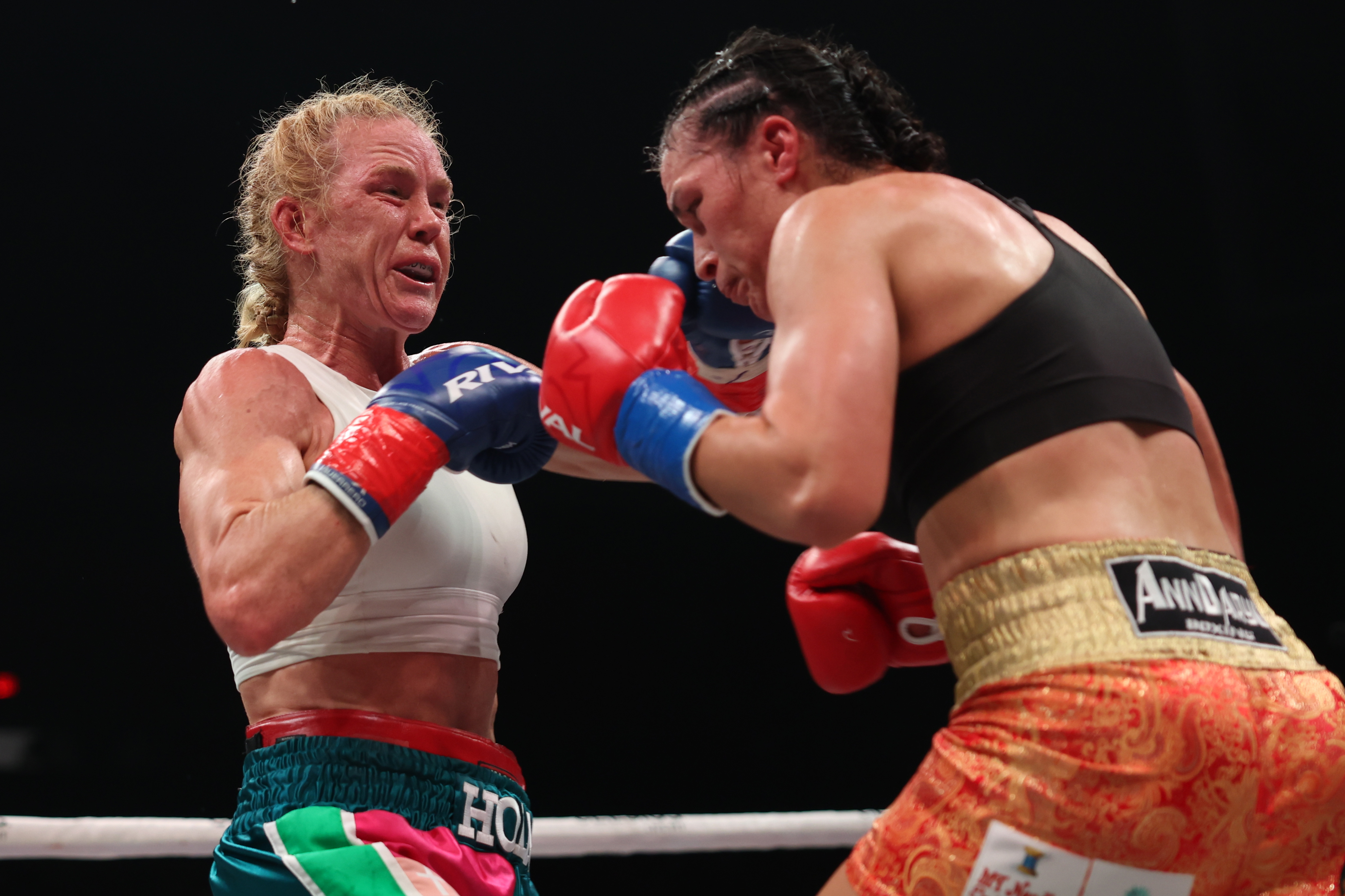 Holly Holm’s bid to win boxing title comes to an end due to bloody ...