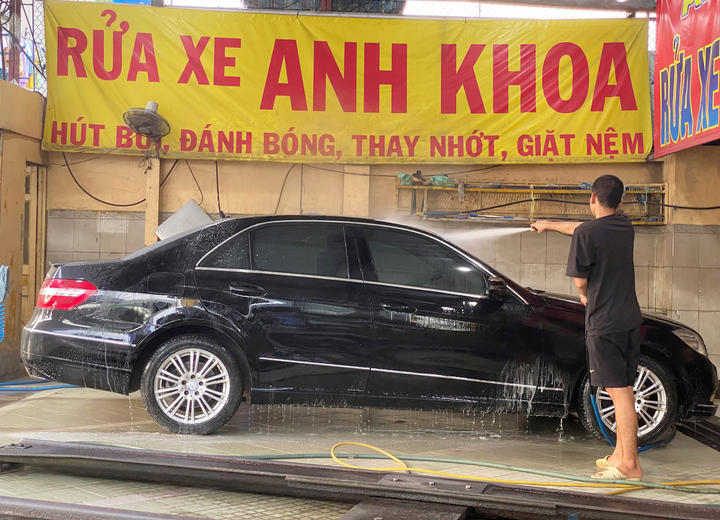 Dịp Tết Dương lịch, nhân viên tiệm rửa xe ở TP.HCM làm không ngơi tay