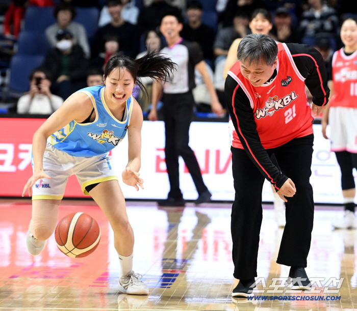 Director Lee Sang-beom, Park So-hee, stealing the ball
