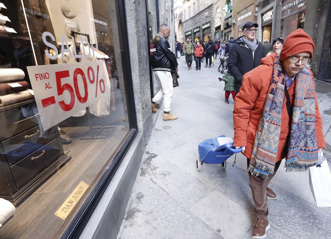 Il tempo dei saldi. Sconti invernali, occasioni al via con tanti turisti