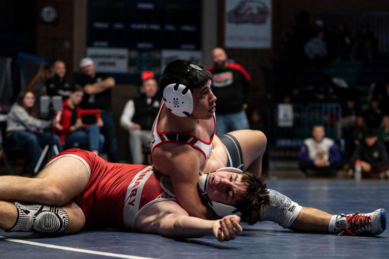 Freeland pins down Saginaw County wrestling title behind six champions