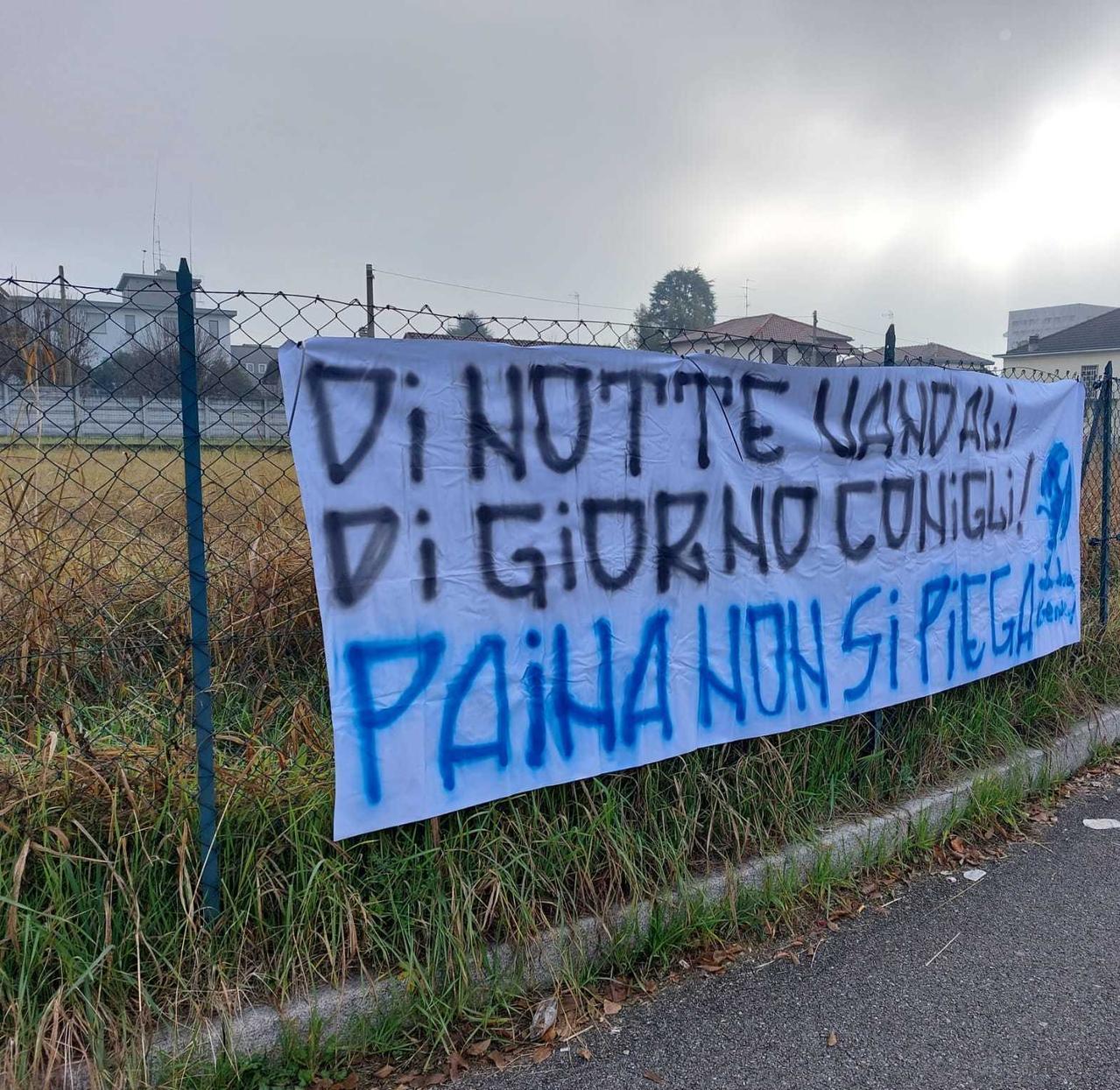 Vandali conigli. Striscione contro i danni al cantiere