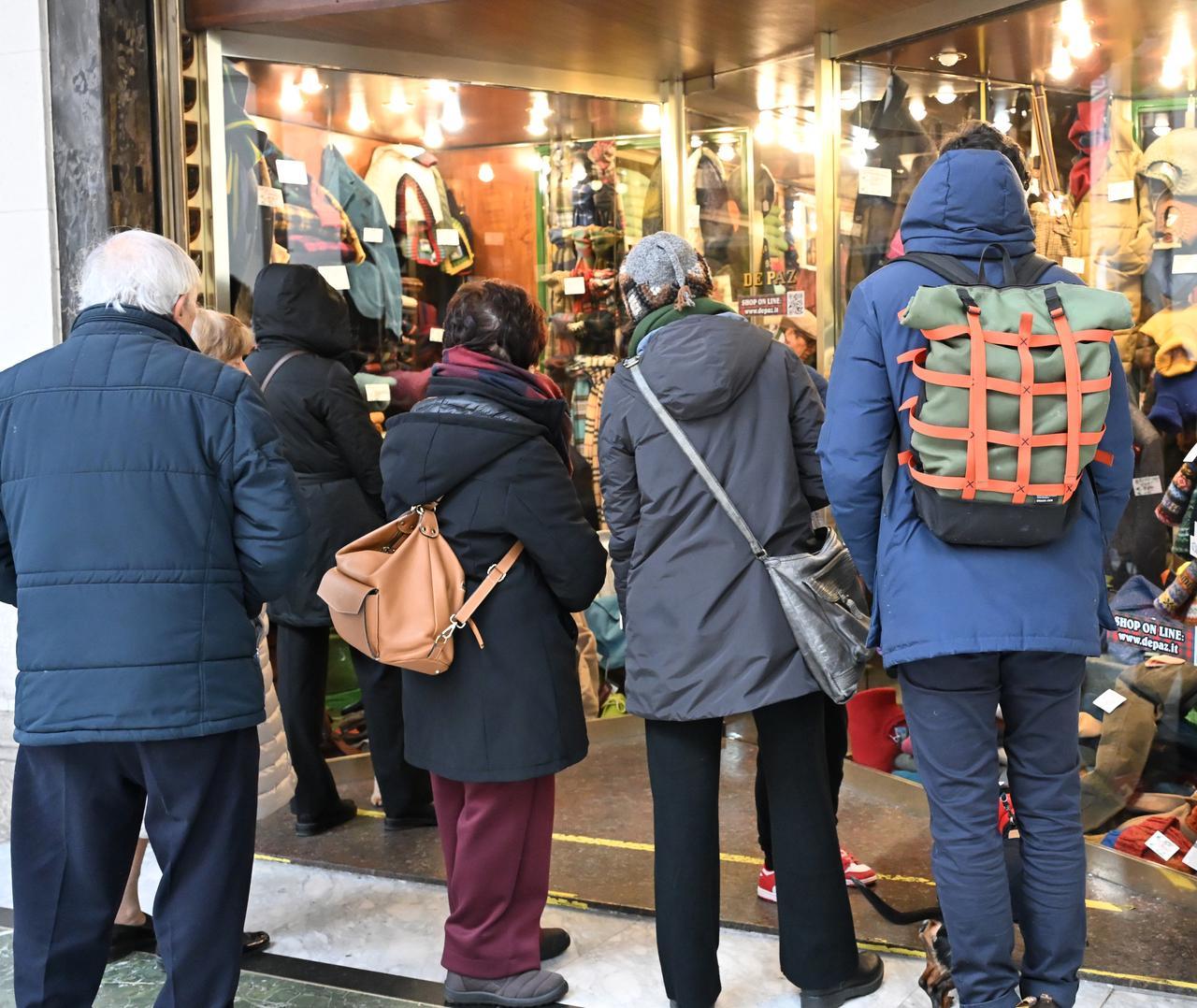 Iniziata la corsa ai saldi invernali. I negozianti: "Siamo partiti bene ...
