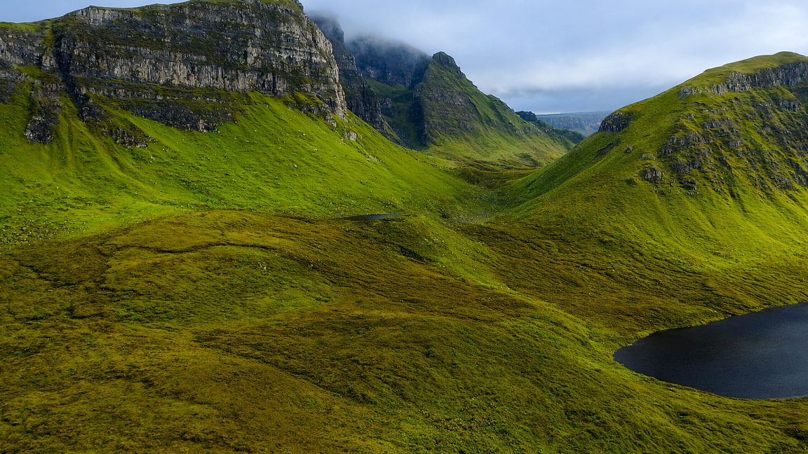 Imponenti scogliere proteggono valli verdi e tranquille