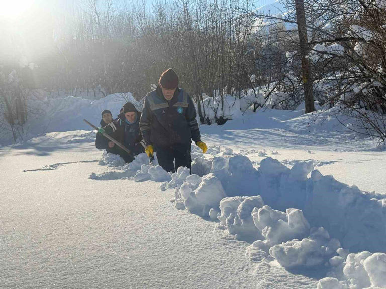 Hakkari su arıza ekibi 1,5 metre karı aşarak arızaya ulaştı