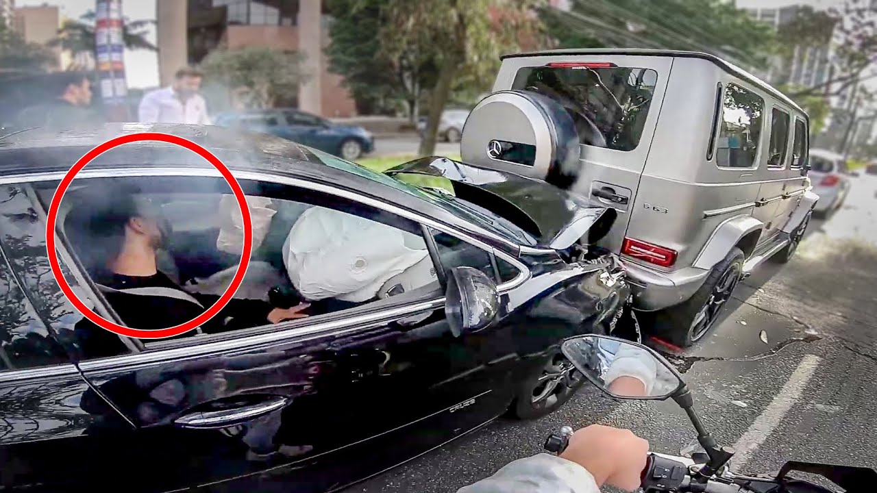 I nearly crashed! Crazy motorcycle saves 🏍️