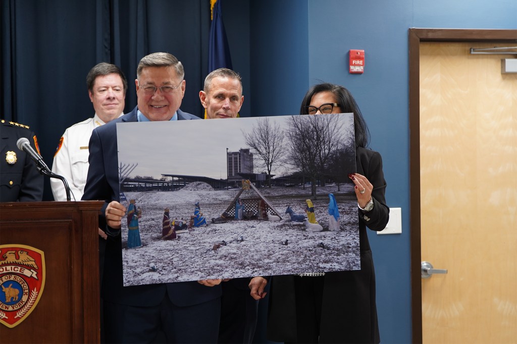 Baby Jesus statue returned to LI nativity scene — after top official ...