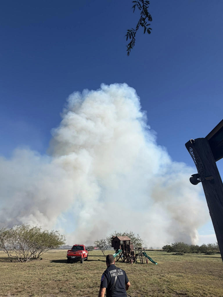 FD: Large grass fire erupts near E Highway 100 in Los Fresnos