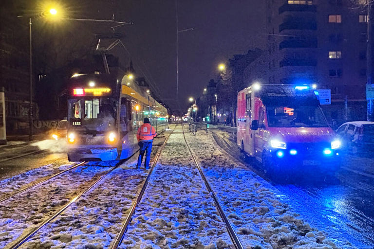 Heftiger Unfall auf der Karli: Straßenbahn erfasst Radfahrer - Klinik