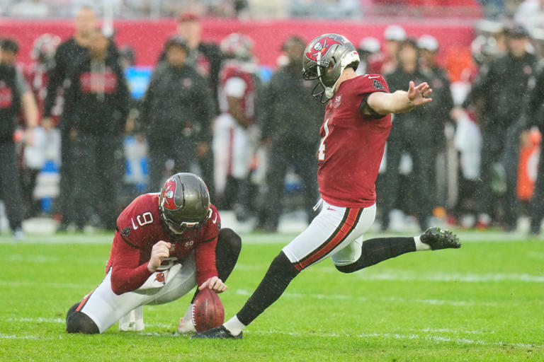 Baker Mayfield and the Buccaneers beat the Panthers 16-14, stay alive in chase for NFC South title