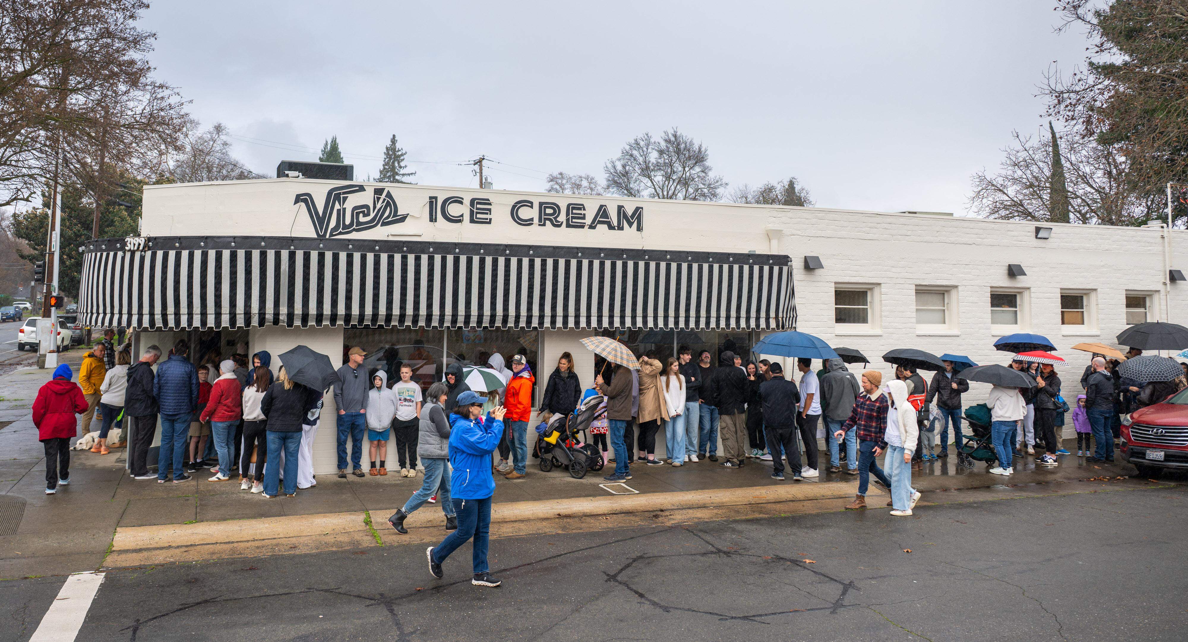 Vic's Ice Cream reopens to long lines in Land Park, serving parlor's ...