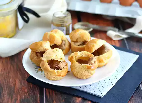 Petits choux au foie gras et confit d'oignon