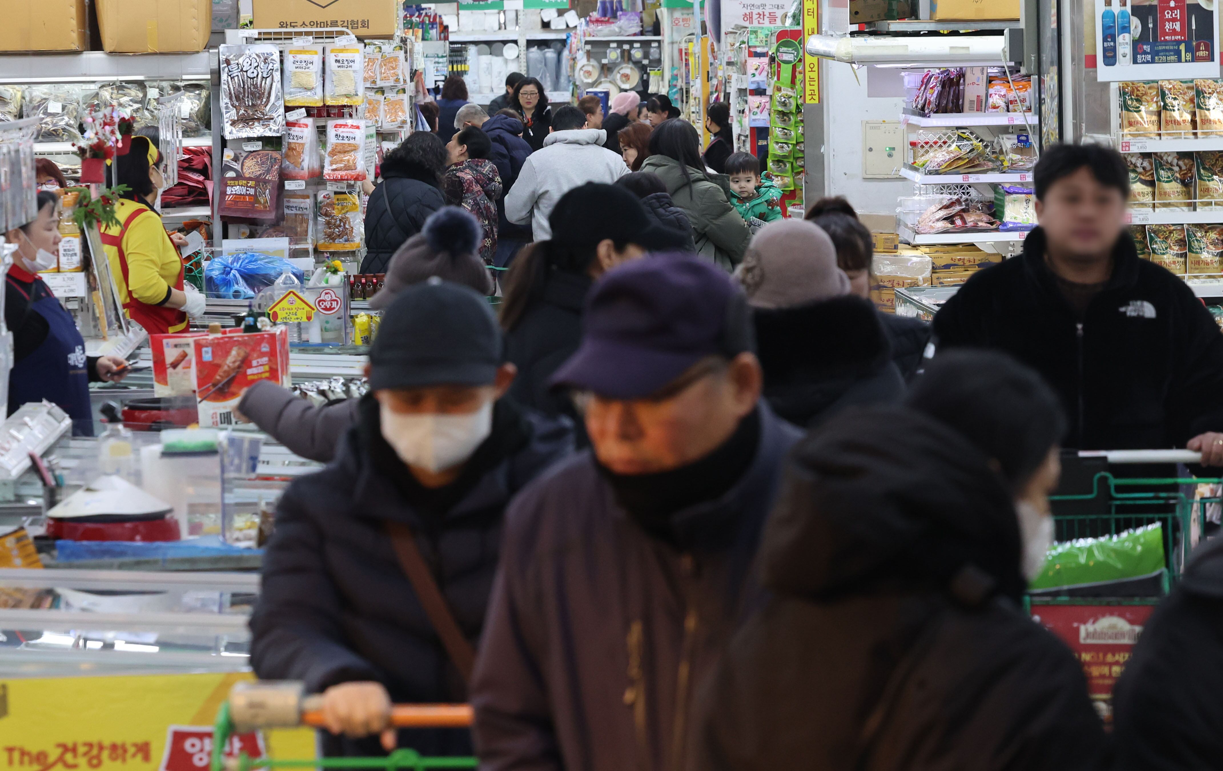 Large Mart sales plunge 14.1% in November, biggest drop in 13 years