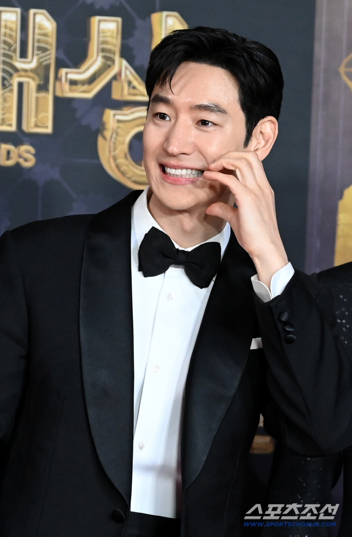 Goddogi, who also runs in anger...Lee Je-hoon and Kim Sung-kyu ...