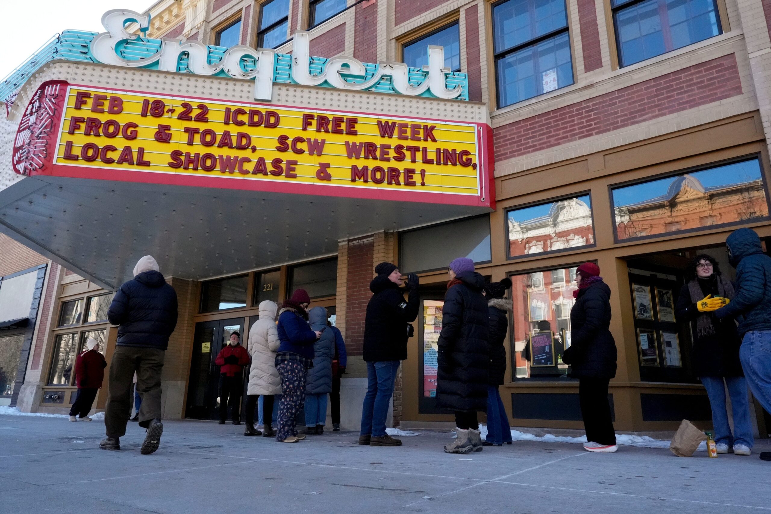 Massive crowds rally at anti-Trump tour: 'Grassroots'