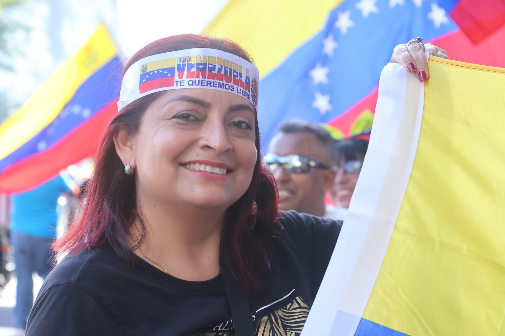 Venezolanos se dan un abrazo de alegría en Panamá tras la captura de ...