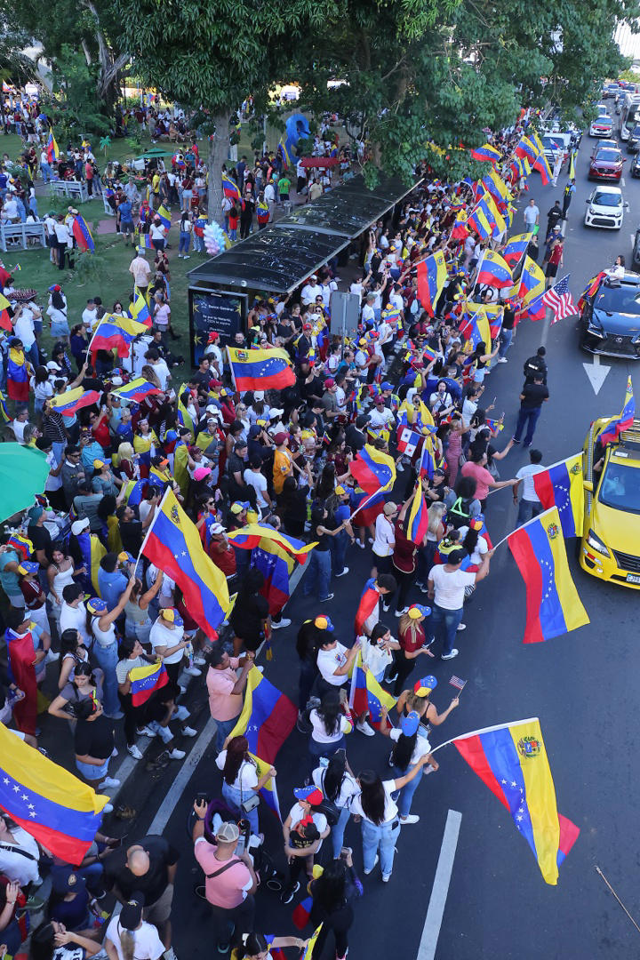 Venezolanos se dan un abrazo de alegría en Panamá tras la captura de ...