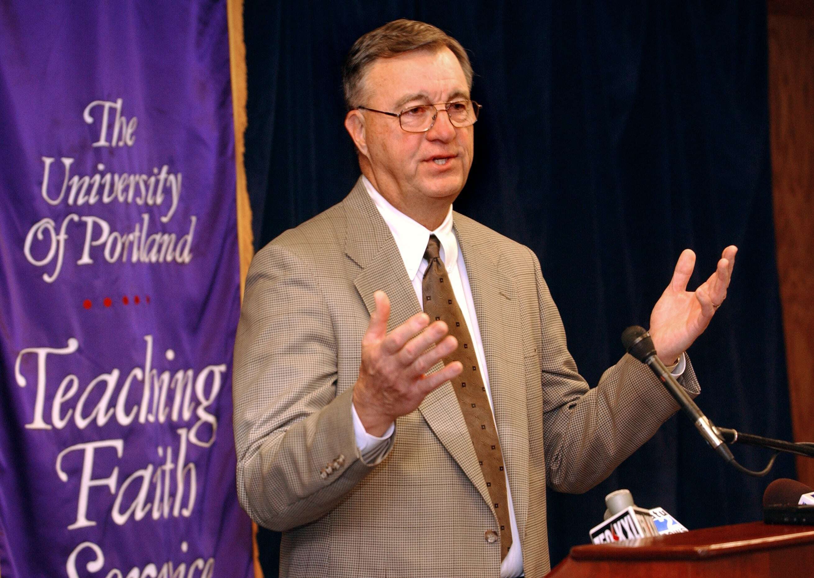 Funeral mass for University of Portland sports legend Joe Etzel to be ...