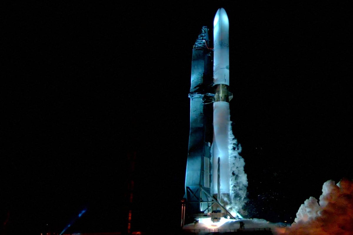 Blue Origin escalates SpaceX rivalry with orbital launch of massive New ...